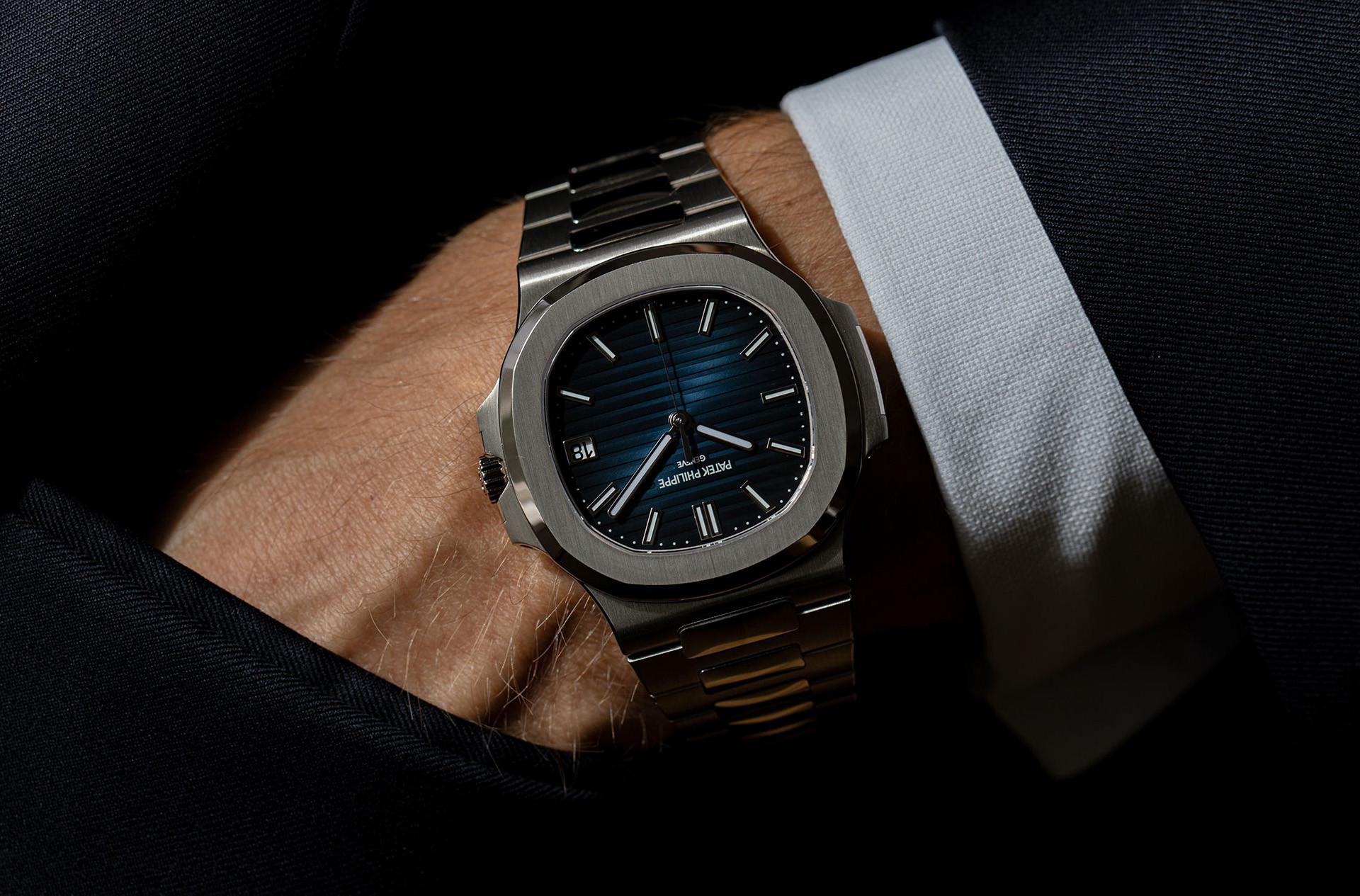 Patek Philippe Nautilus 5811/1G-001. PandaTells.com
