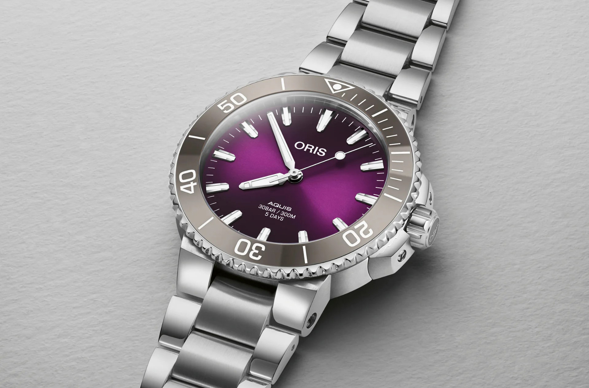 Лимитированные Oris Aquis с фиолетовым циферблатом в честь дня ...