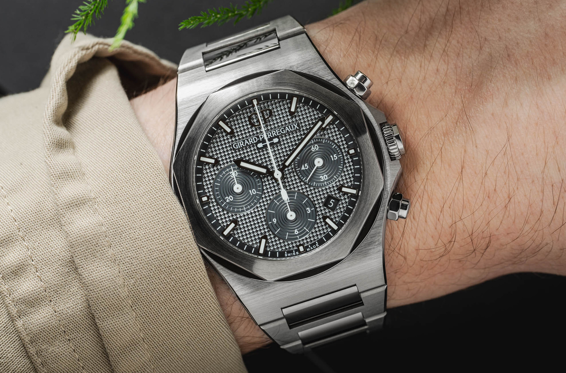 Girard-Perregaux Laureato Chronograph Ti49. PandaTells.com