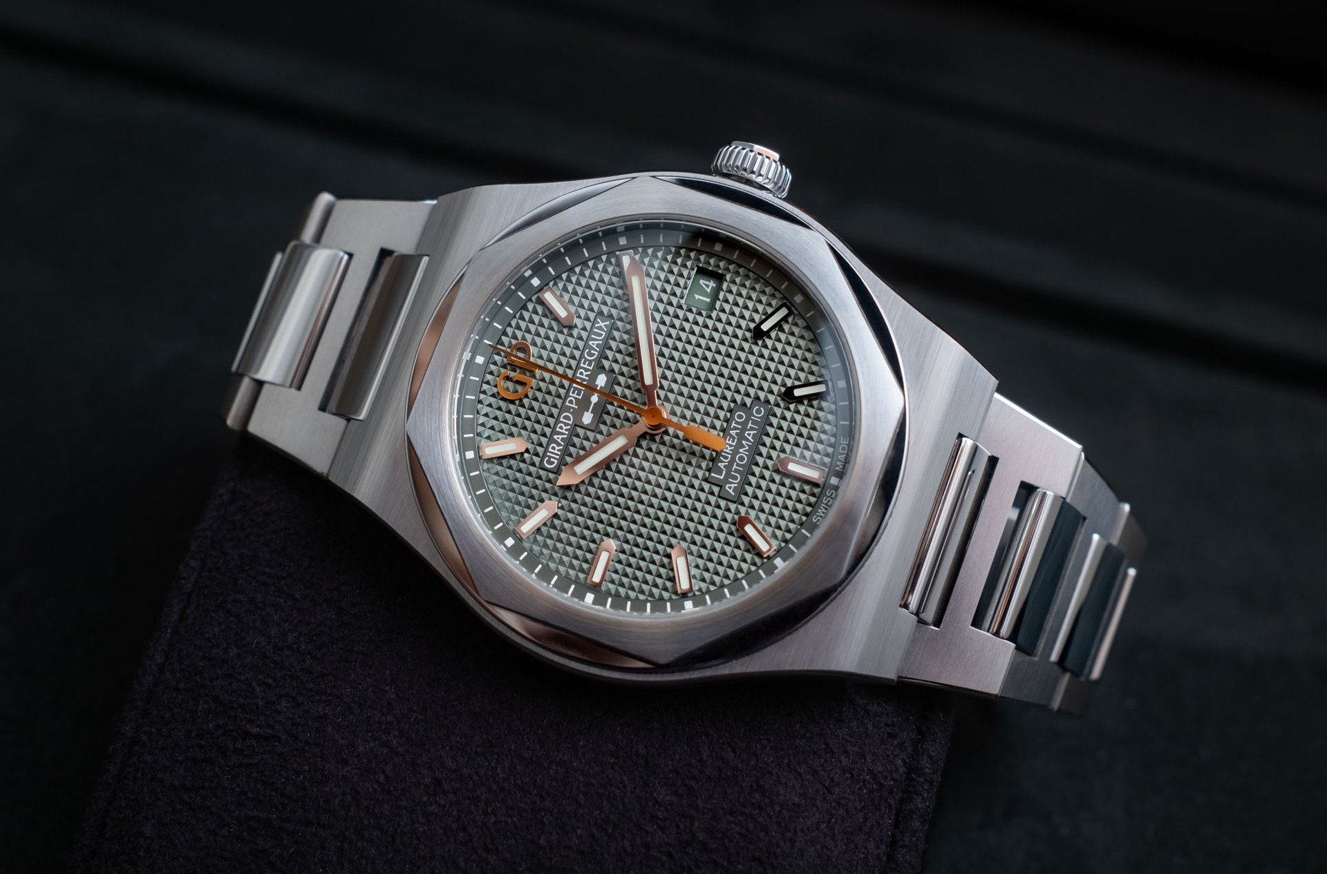 Girard-Perregaux Laureato 38mm с серо-зеленым и темно-синим ...
